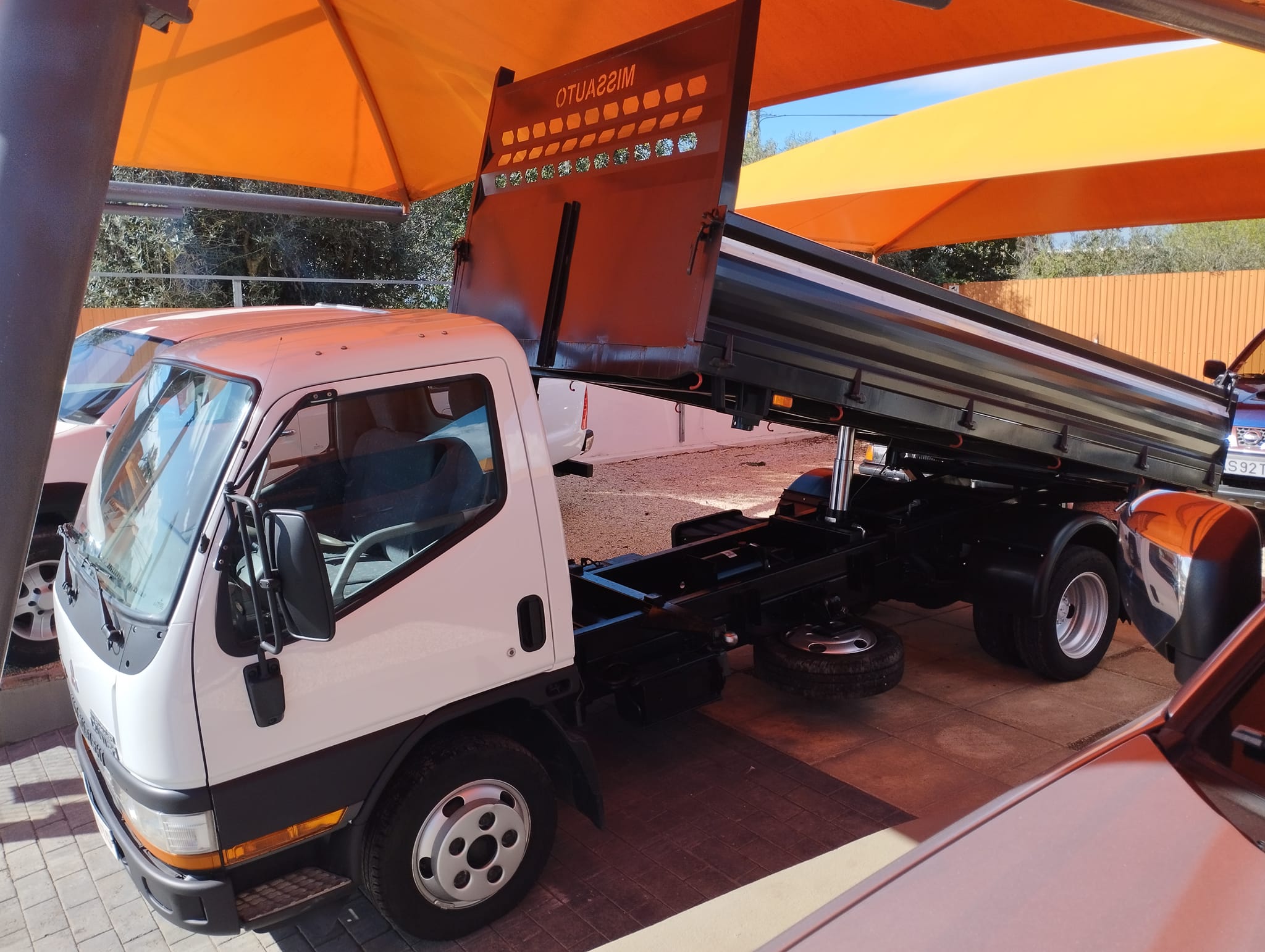 MITSUBISHI CANTER 2.8 TURBO (CAIXA TRI BASCULANTE) - Stand | Missauto